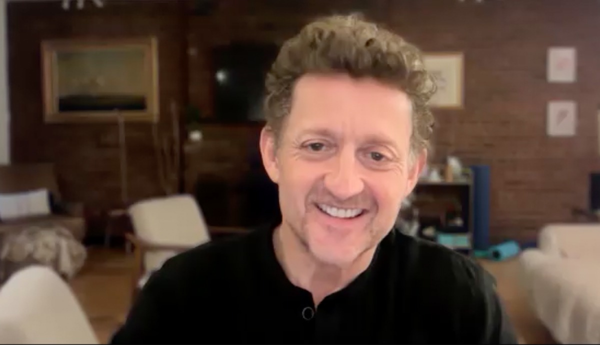 Alex Winter Talks Adulthood, Bill & Ted Future, Broadway With Keanu ...